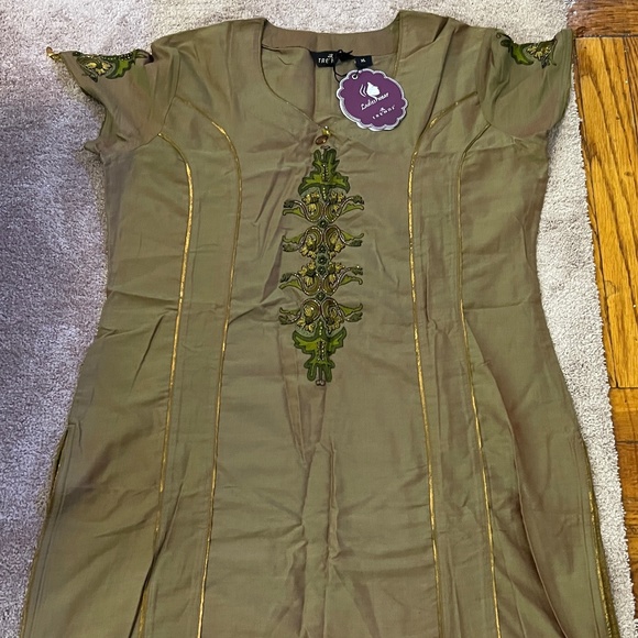 Tops | Nwt Xl Light Green Iridescent Traditional Tunic Topcute Short ...